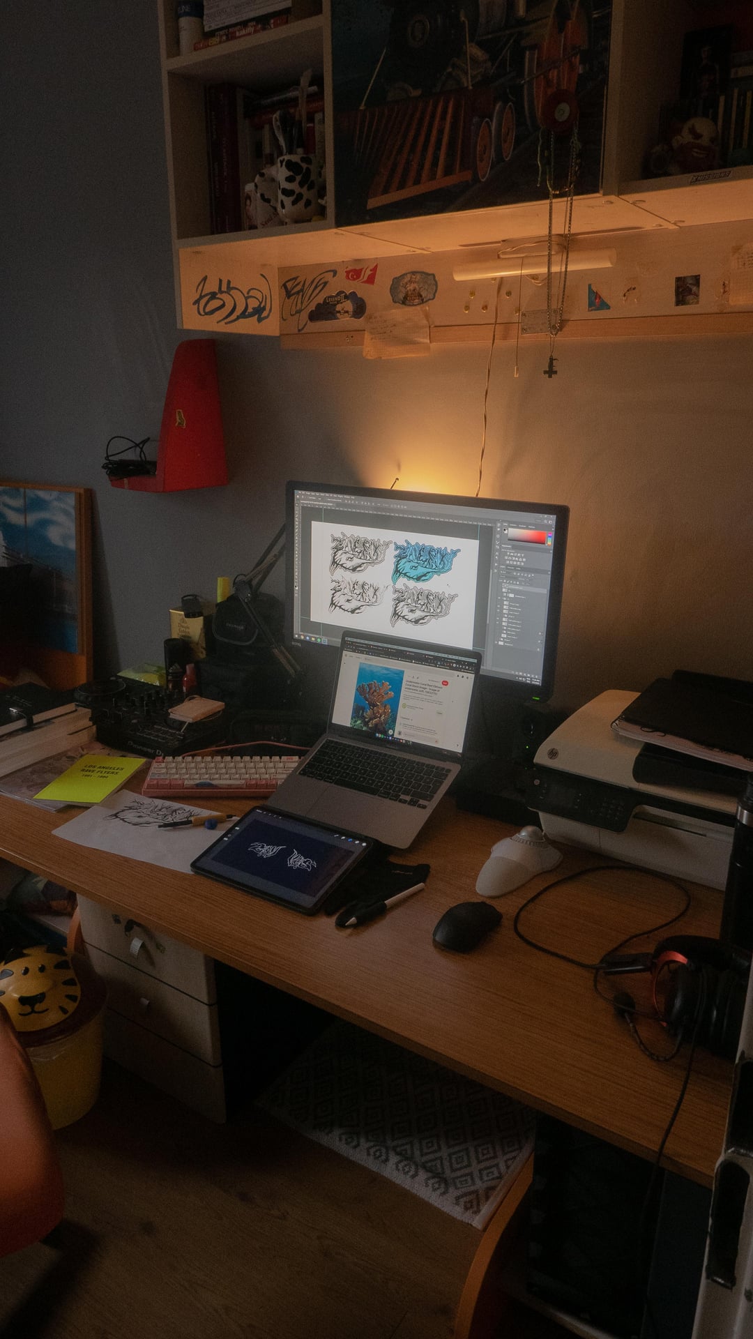 Smallest room in the house, average graphic designer + gamer setup ...