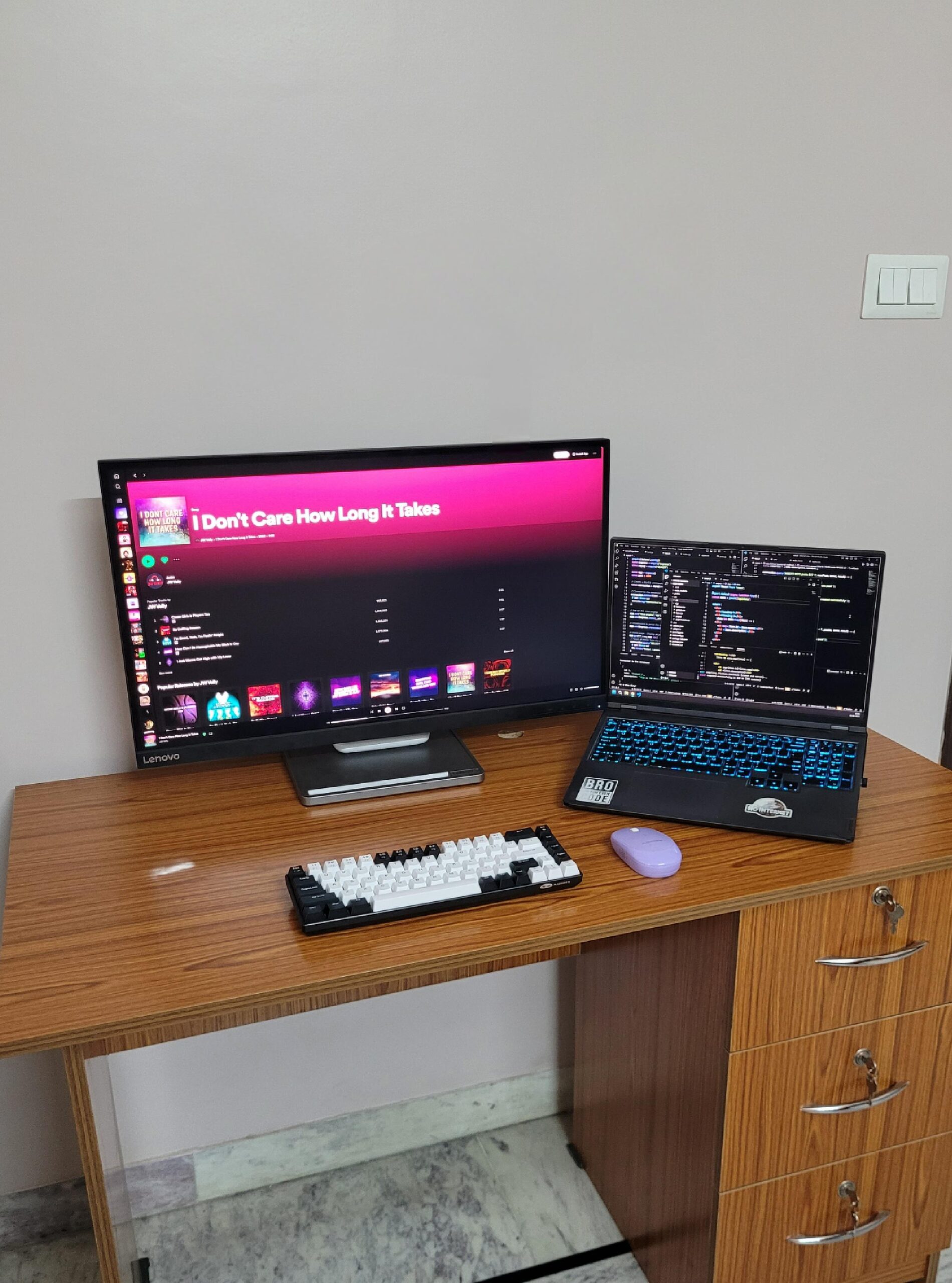 My cute little setup (4k monitor 28inch, with Lenovo legion 5 pro rtx ...