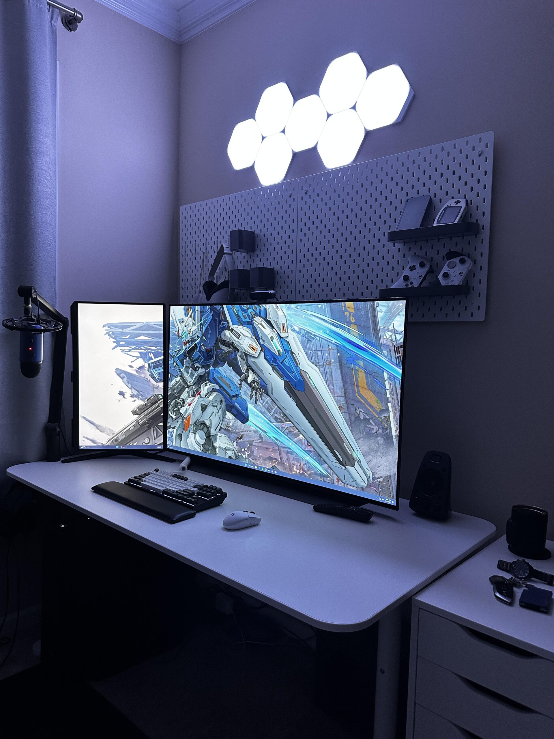 Went back to having a second monitor. Battlestation finally complete ...